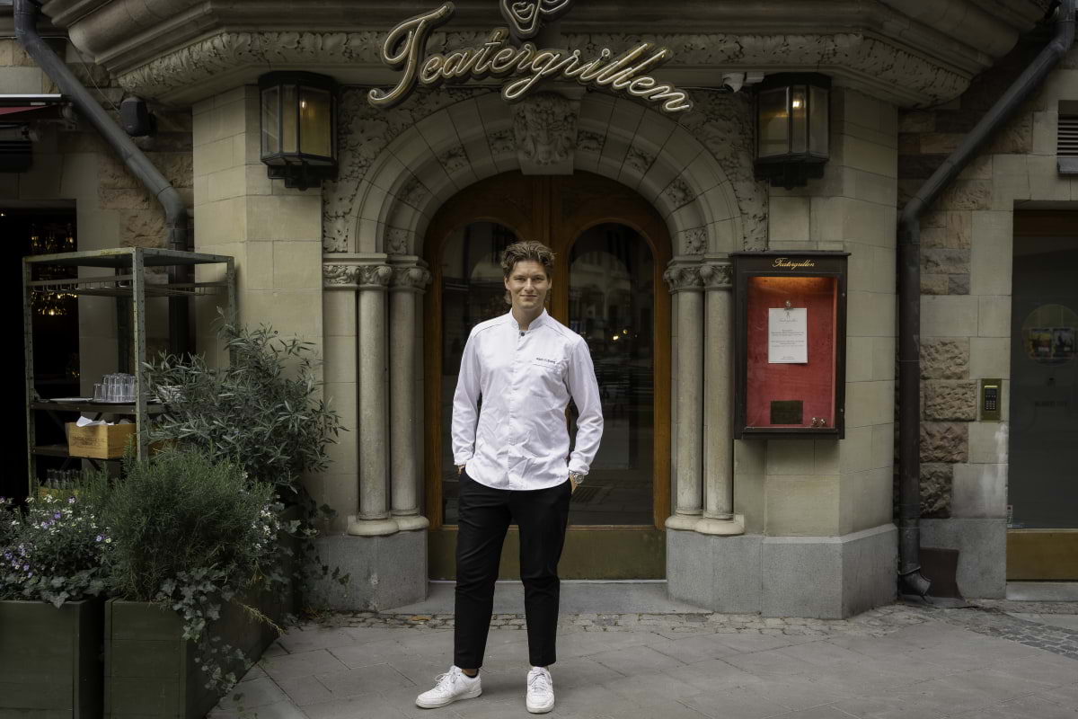 Albin Edberg tolkar Tore Wretman på Teatergrillen