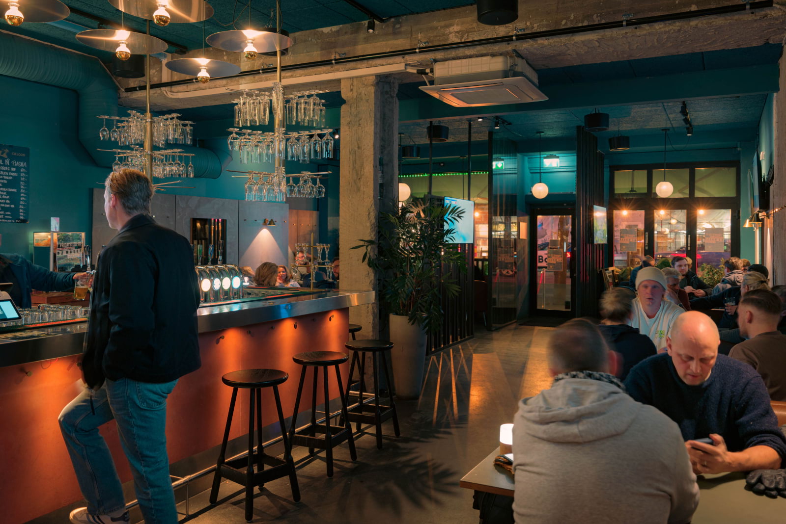 Hallen Södermalm – Beer bar, pub & sports bar in Södermalm